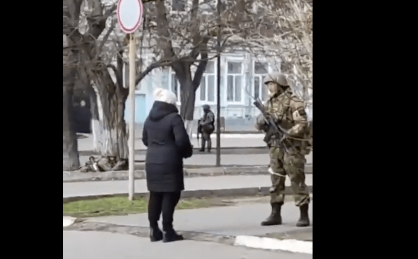 Ukrainian woman celebrated as hero after confronting Russian troops