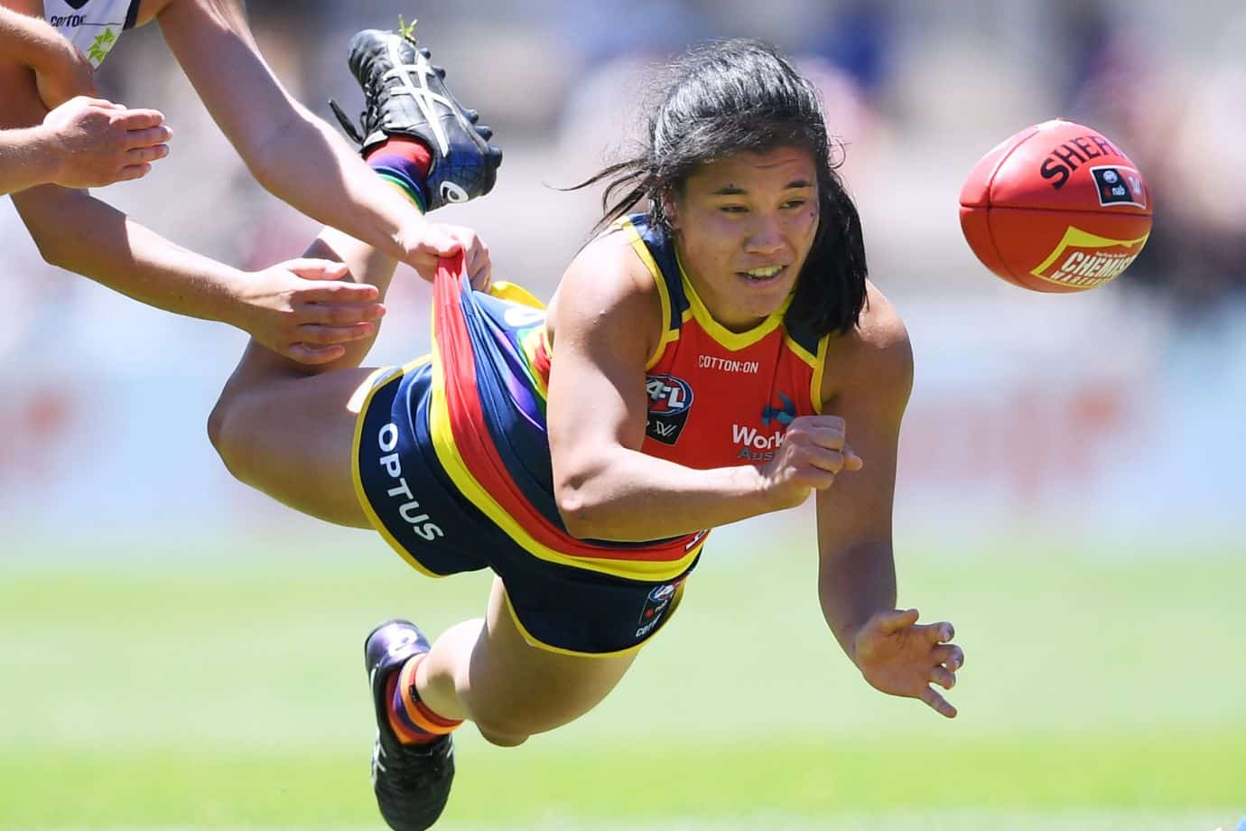 Sisters Hannah Button and Rachelle Martin prepare for AFLW finals