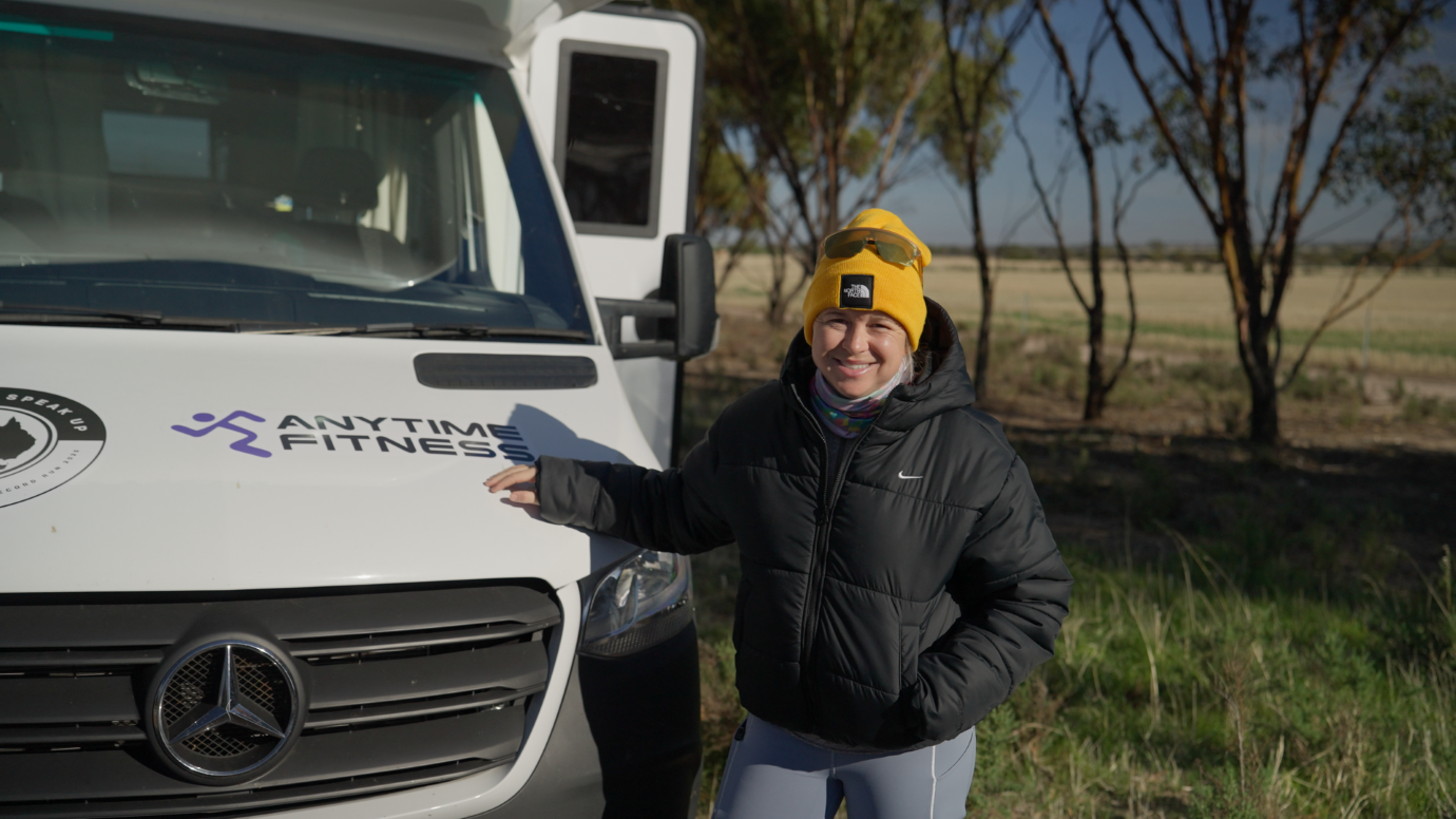 Fran Hurndall runs 3800km from Perth to Sydney for domestic violence